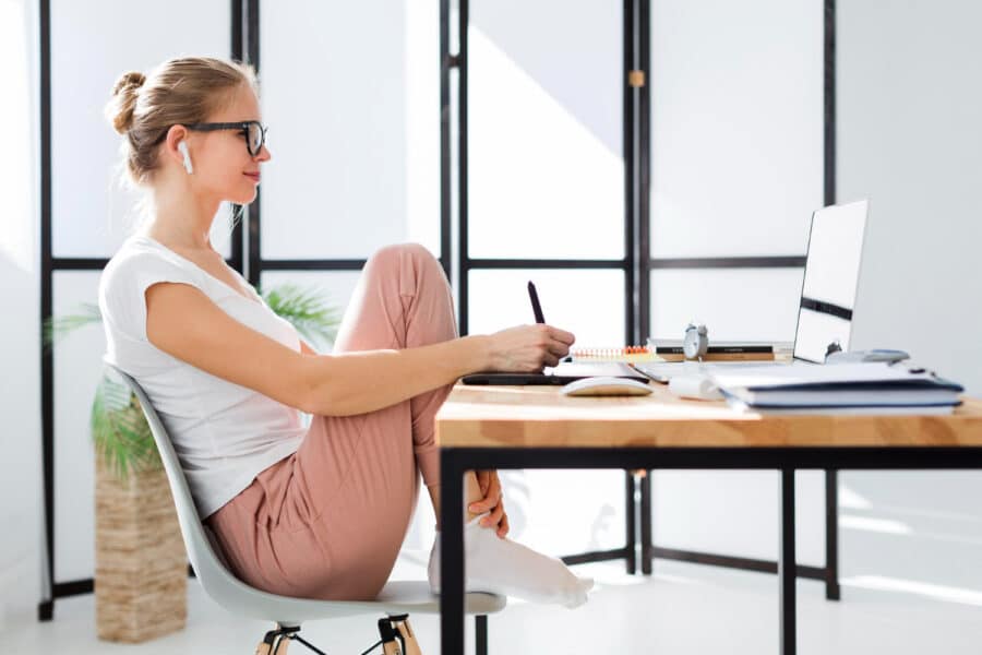 50 métiers pour travailler assis qui payent et qui recrutent